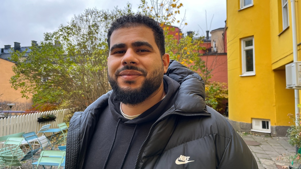 Hundratusentals följer hans jobb från bostaden i Klockaretorpet