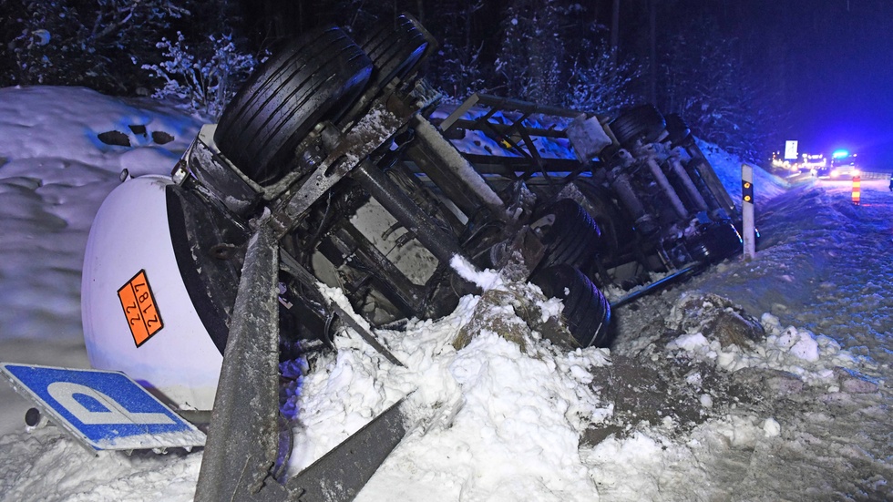 Tiotal olyckor i länet i dåliga vädret – släp välte i diket