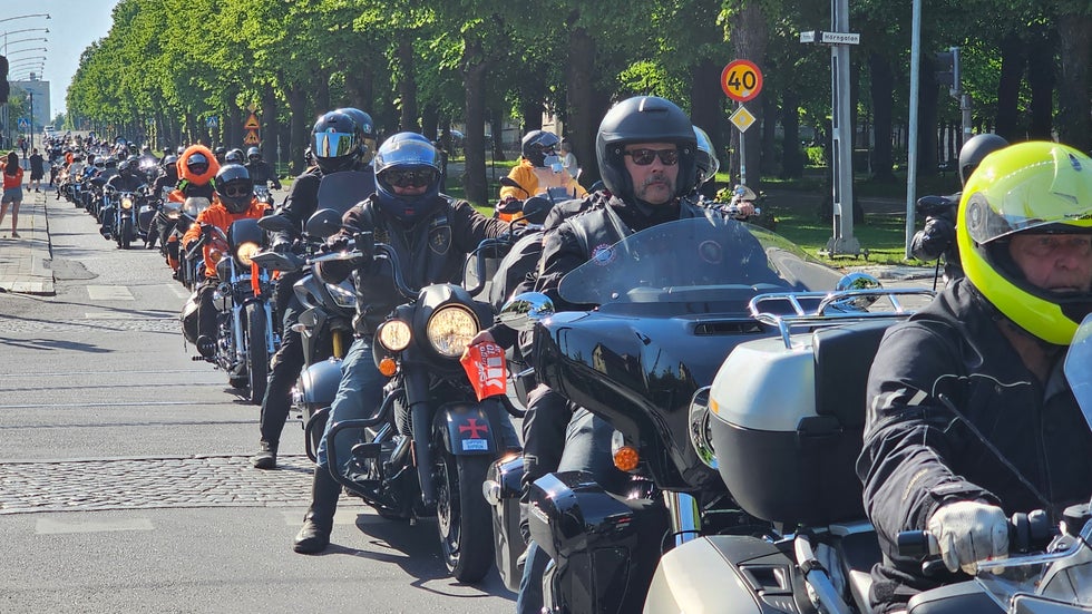 Fullt med motorcyklar rullade in i centrala Norrköping