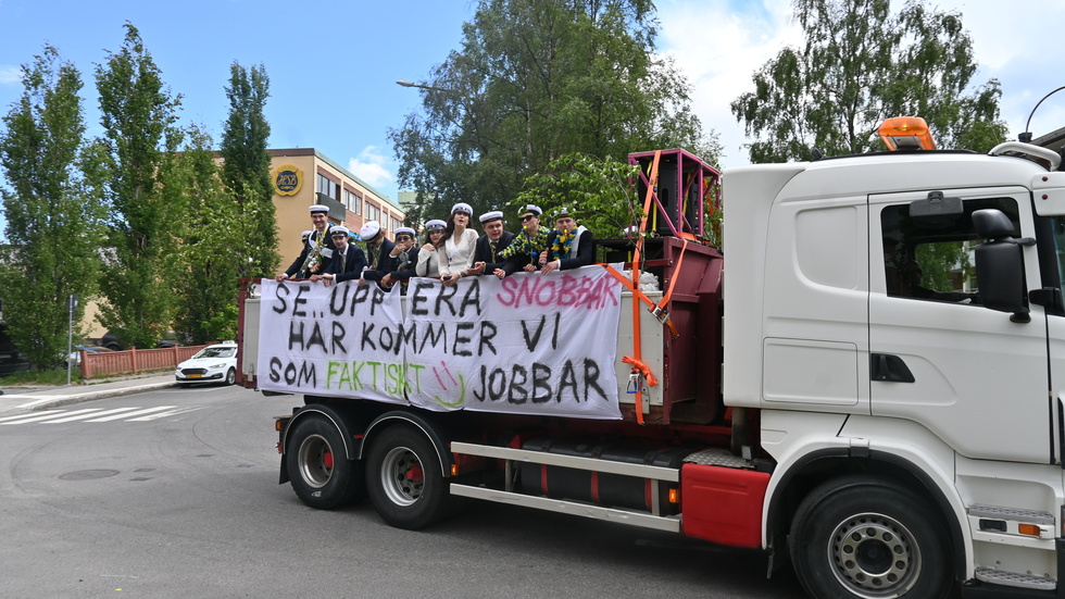 BILDEXTRA: Här är årets studentflak – se de olika banderollerna