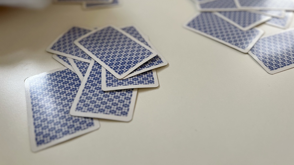 Acke, 100, spelar kort med "ungdomarna" i 95-års åldern