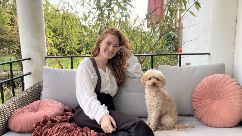 Gotländska konstnären Julia sjunger med artisteliten • ”Längtade hela ...