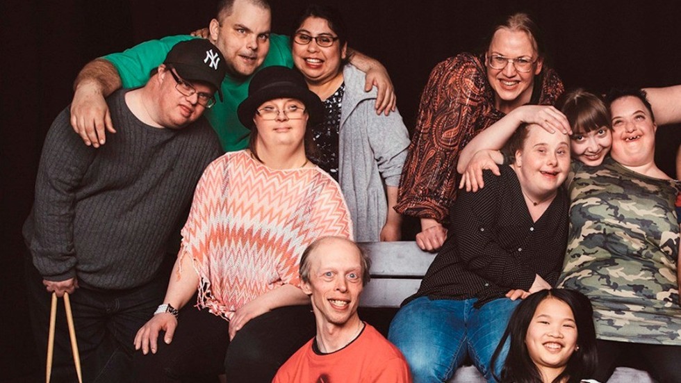 Glada Hudik-teatern kommer till Gotland • Catwalk och mingel på Wisby ...