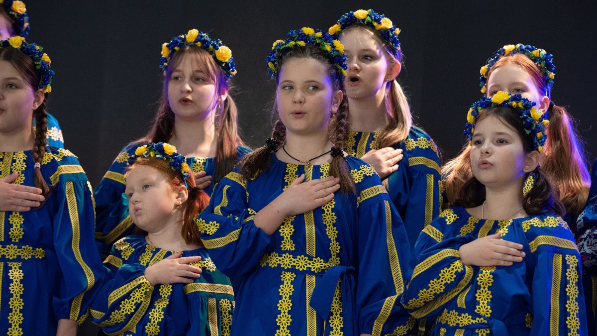 Barn- och ungdomskör sjunger för fred i Ukraina
