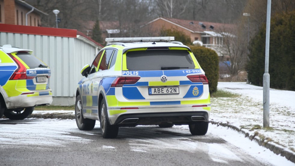 Många polisbilar i bostadsområde