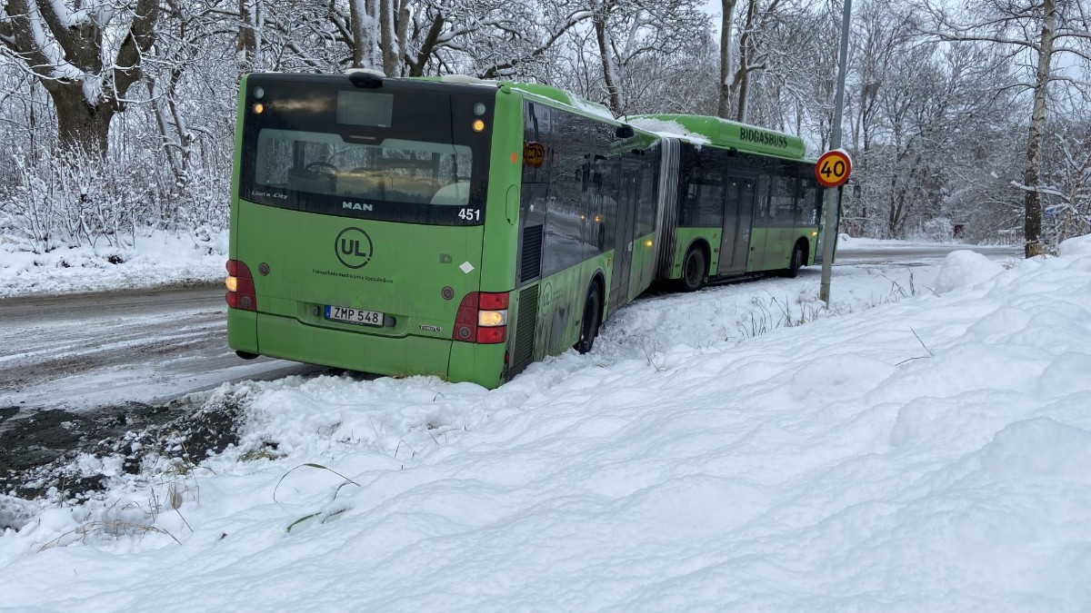 Buss fast i diket – inväntar bärgare