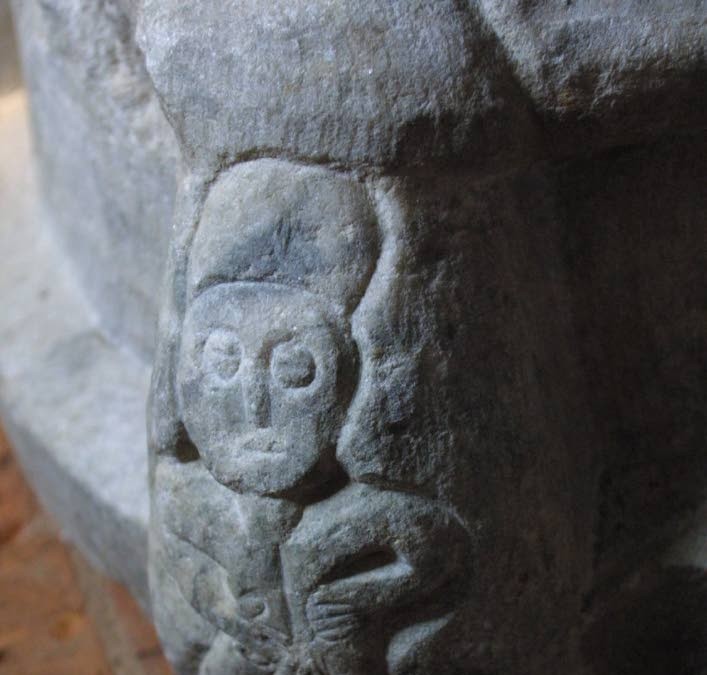 Liten man som står och kissar