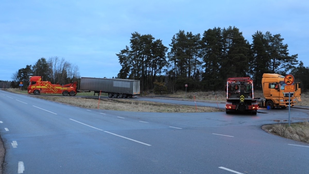 Lastbil ställde sig på tvären – läckte 800 liter diesel
