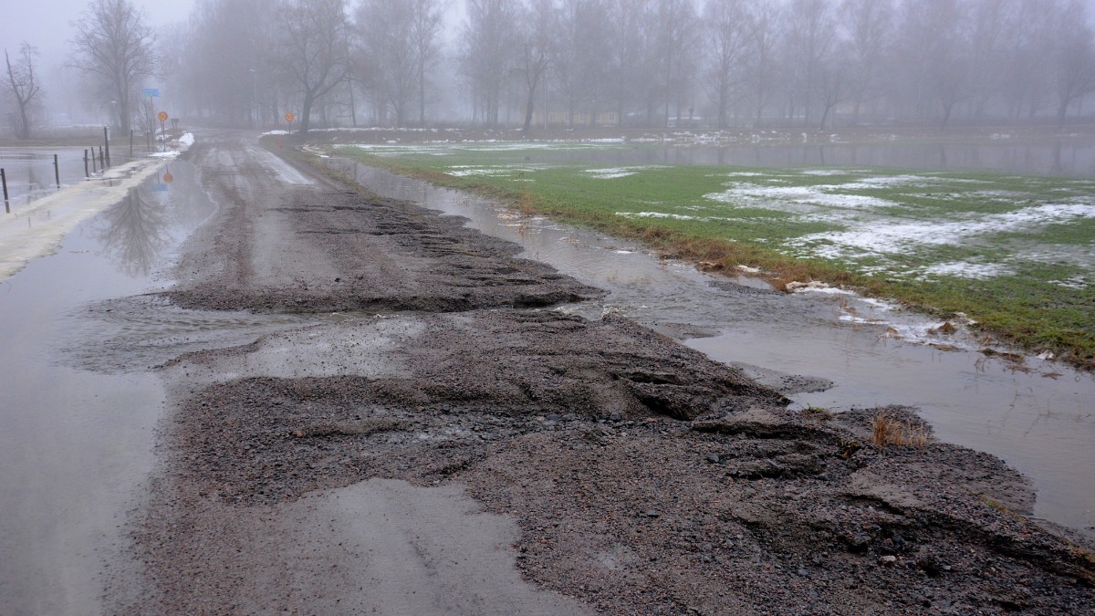 Rejäl fart på vattenflöden • "Fortfarande viss tjäle i marken och det ställer till det ...