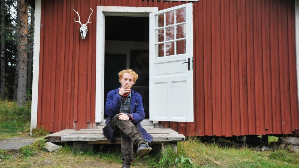 Isak Hall skapar brinnande rymdvärldar i Röjnorets skog