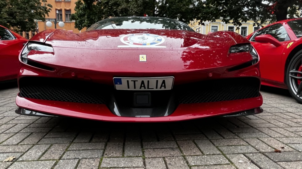 Se Ferraribilarna som samlades i stan
