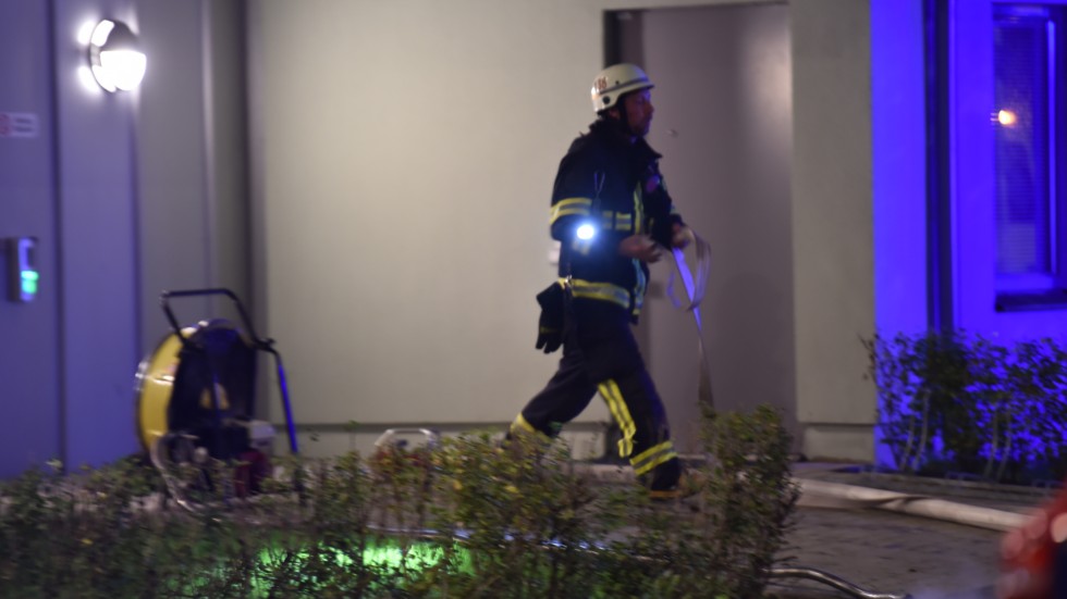 Stor insats i natt efter tre larm – polis utreder grov mordbrand Stor insats i natt efter tre larm – polis utreder grov mordbrand