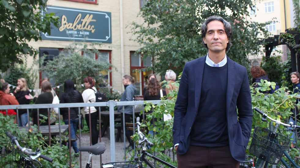 Hyllade författaren på besök: “Den svenskaste boken jag skrivit”