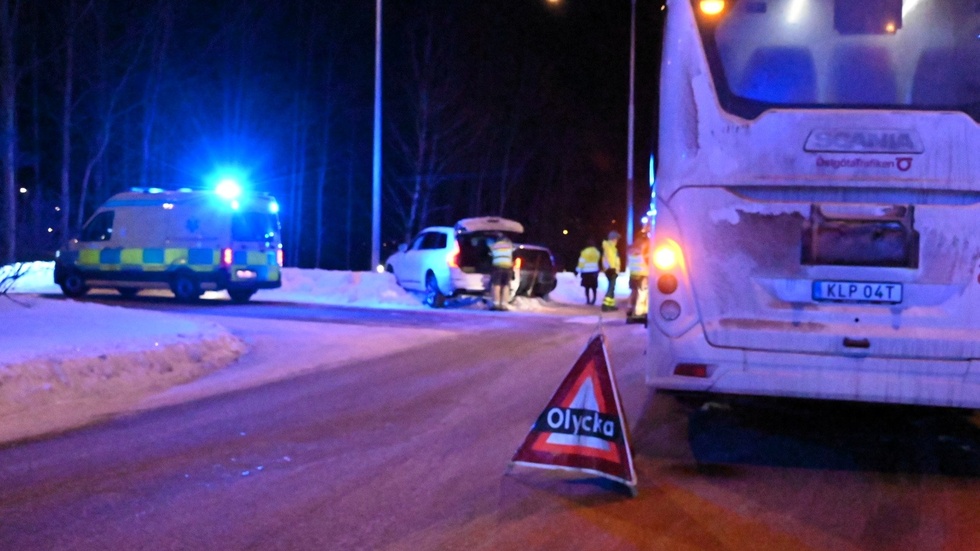 En person till sjukhus efter olycka i rondell