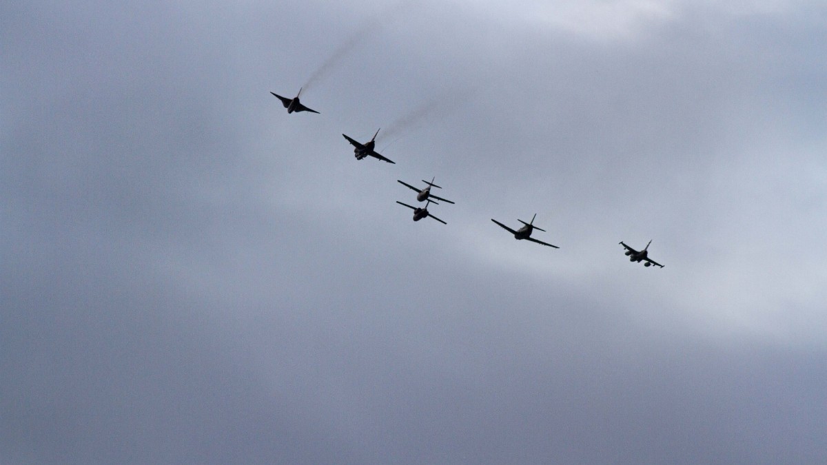 Stridsflyg över Uppsala och stora militärtransporter i trafiken