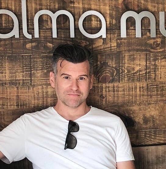 Han ligger bakom stjärnornas hits