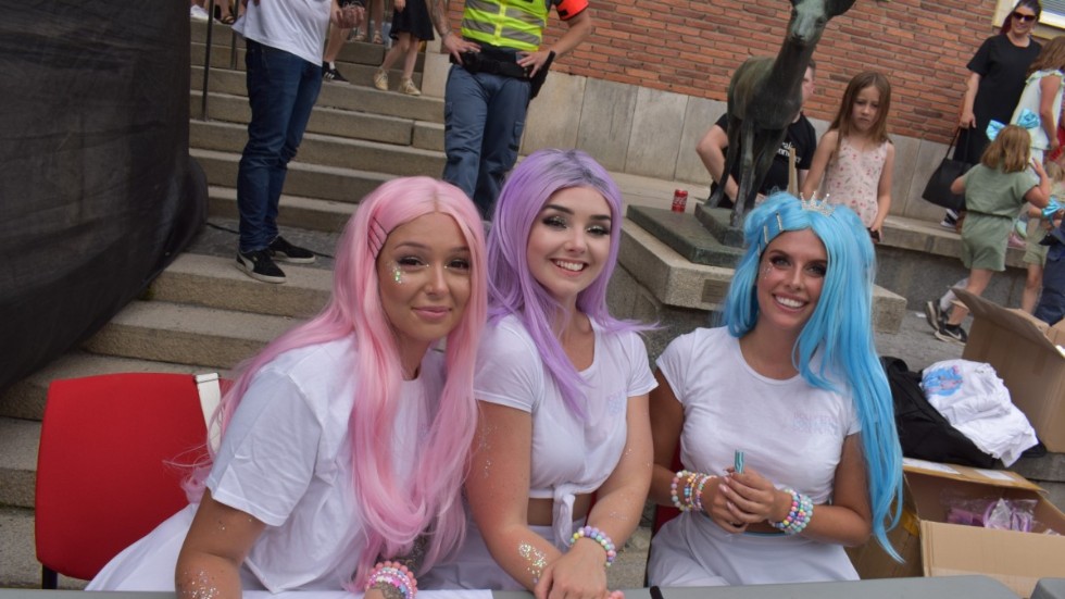 Vimmel: Färgglada fans flockades kring Dolly Style på Stadsfesten – dök ...