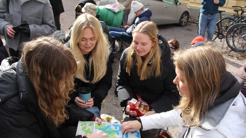 De köar i timmar för valborgsbiljetter: "Orimligt"