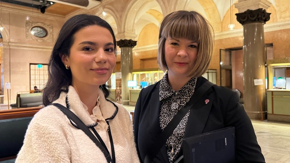 Här visar en av Sveriges snackigaste politiker runt i riksdagen