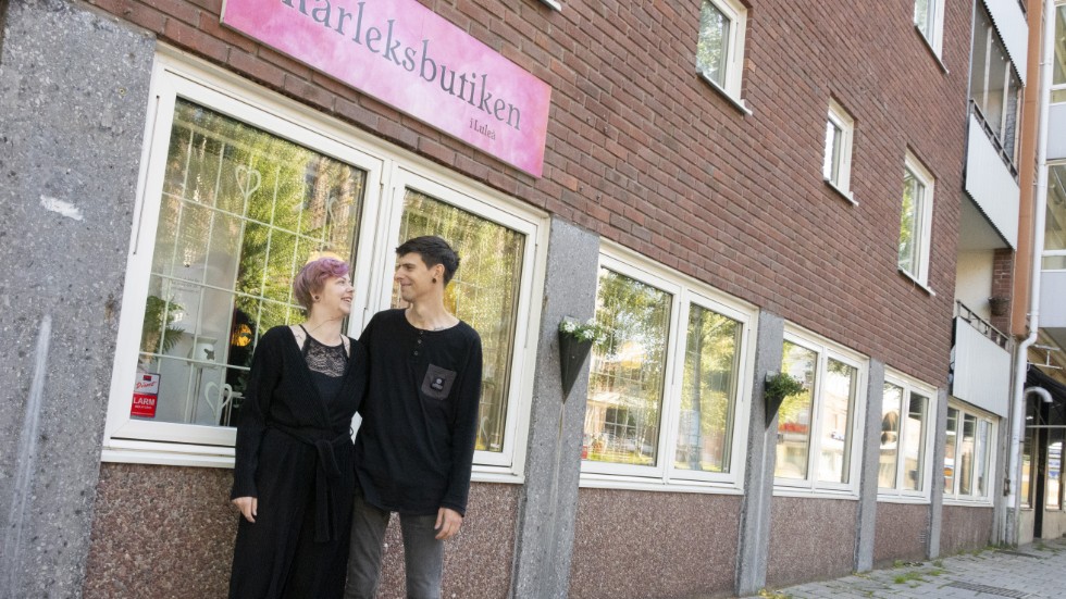 Paret har en kärleksaffär • Linnea och Johan tar över butiken