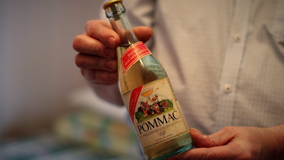 Hans hem är fullt – av 500 ölburkar och prylar från 50- och 60-talet ...