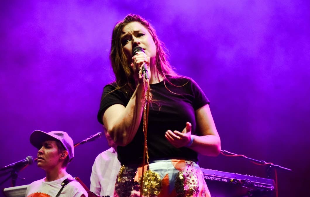 Linnea Henriksson dragplåster på festivalen