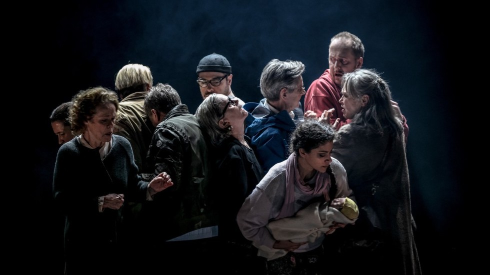 Nattsvart klaustrofobi med samspelt ensemble i sent Noréndrama på ...