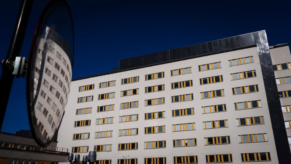 Chef på Akademiska misstänkt för mutbrott – bad om 200 000 till eget ...