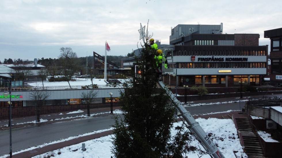 Traditionen på torget var nära att brytas: "Julgranen var i farozonen ...