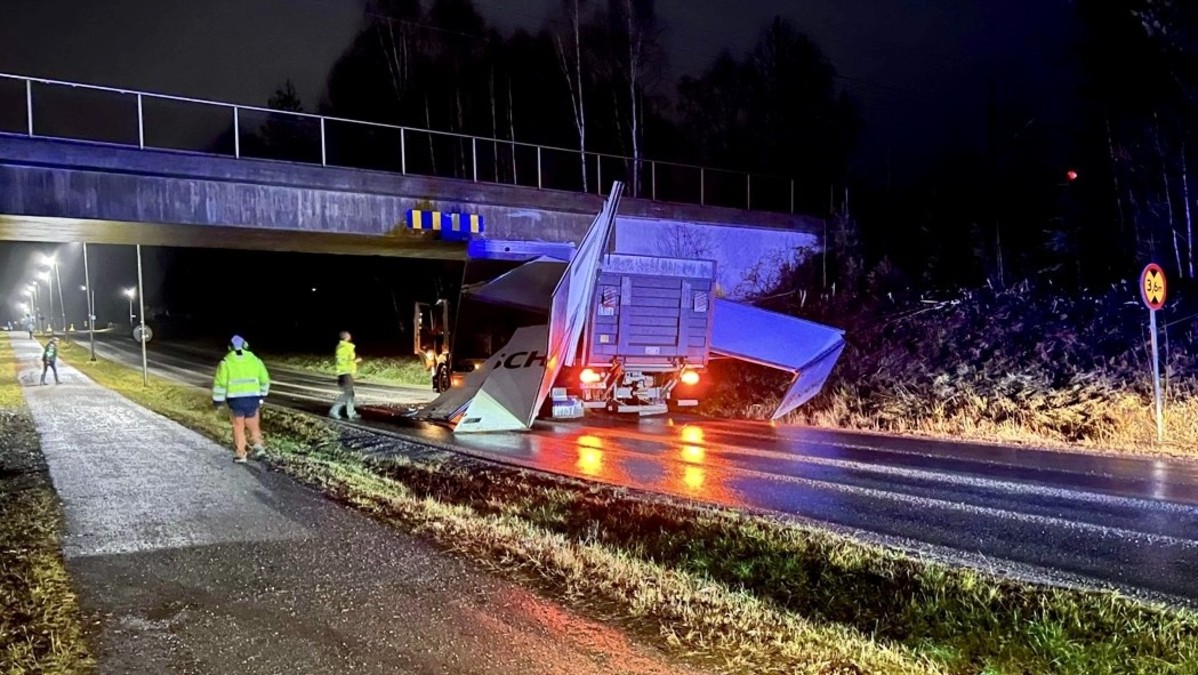 Lastbil sitter fast under viadukt – stopp i bil och tågtrafiken