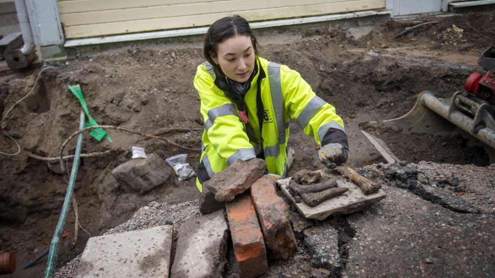 Historiska fynd hittade i centrala Nyköping – se klipp Arkeologen visar ...