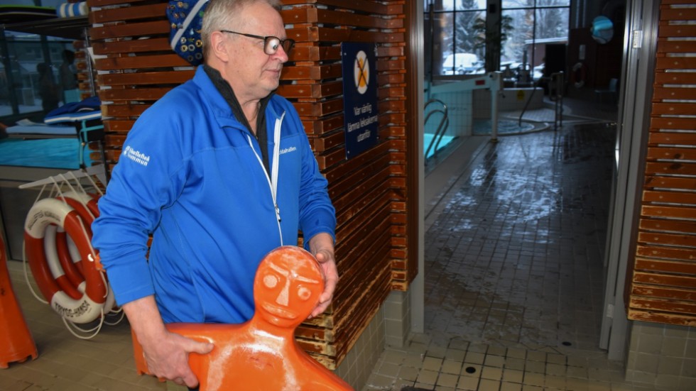 Han har lärt upp tusentals barn att simma • Fick pussmärke av självaste ...