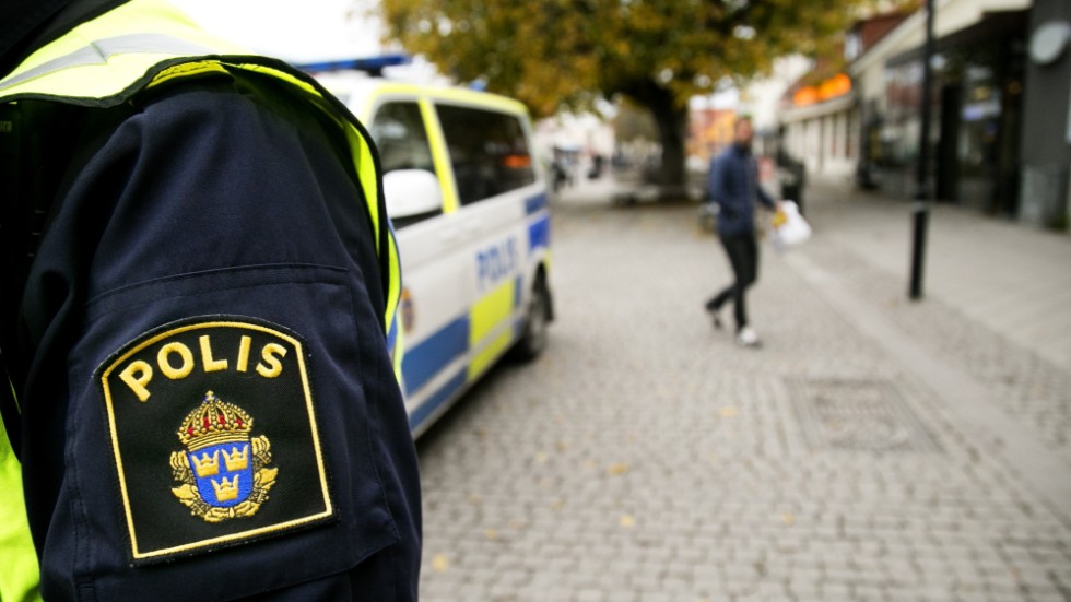 Polisanställd kvinna får sparken efter flera fall av ofredande • Får ... Polisanställd kvinna får sparken efter flera fall av ofredande • Får ...
