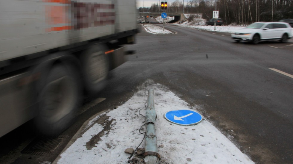 Lastbil körde ner trafikljus på Söderleden