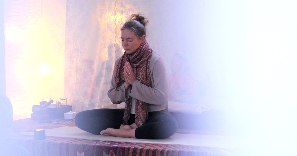 Jessica, 49, har Parkinson – hanterar sjukdomen med yoga