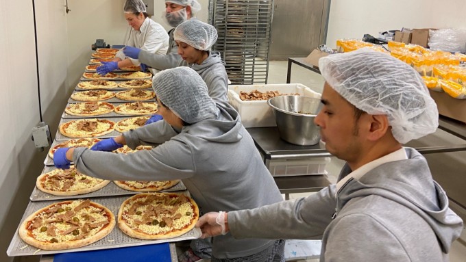 Över en miljon pizzor bakas i Nyköpings pizzafabrik: "Målet är en ...