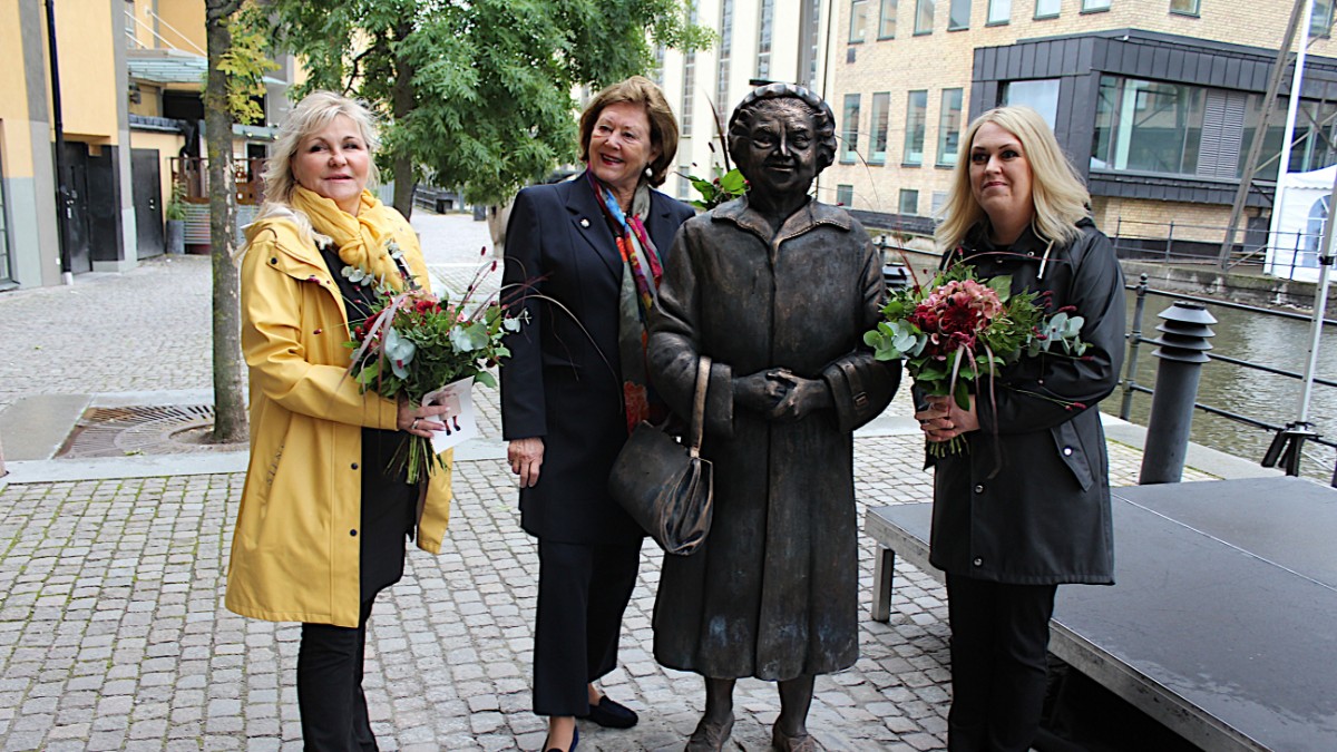 Den svenska tanten står staty i Industrilandskapet