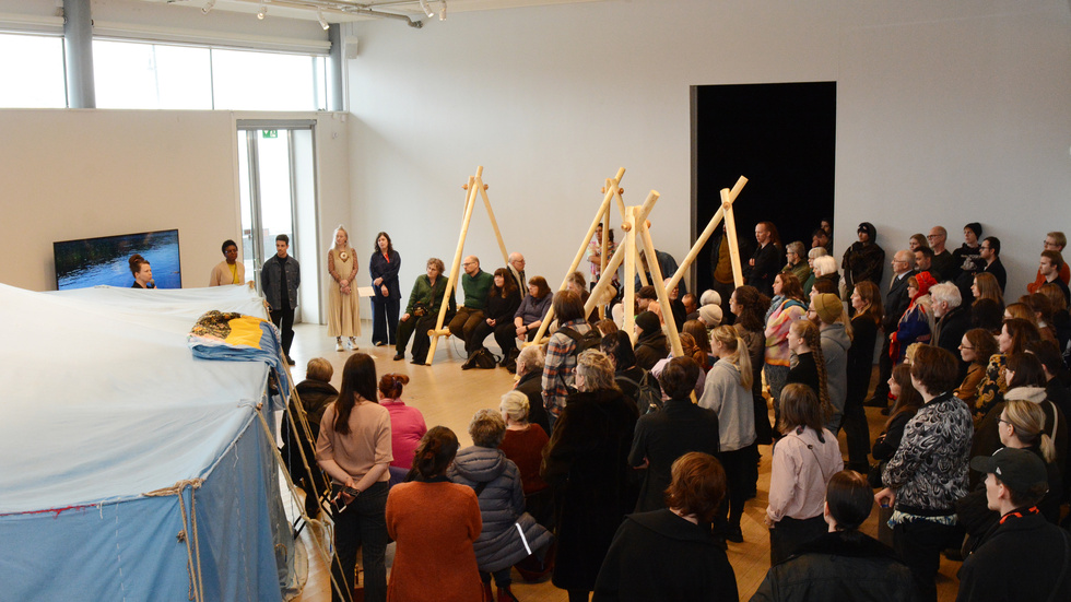 Träbygge och trängsel – fullt på biennalens öppning: "Kul att se"