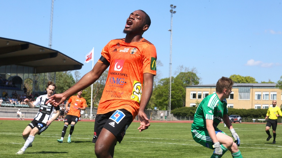 Här sänker Öhman Sandviken – och hyllar avlidne vännen