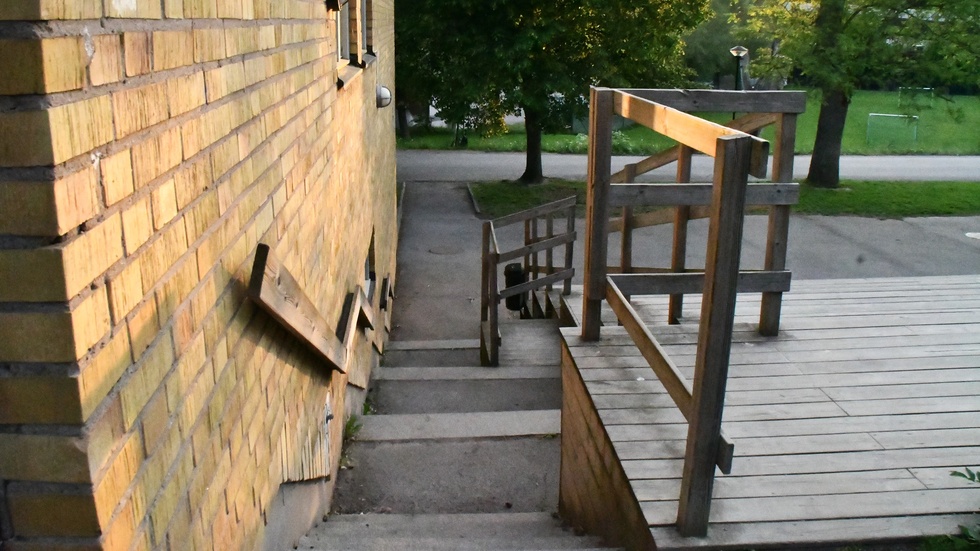 Larmet inifrån skolan: Elev fick huvudet dunkat i golvet