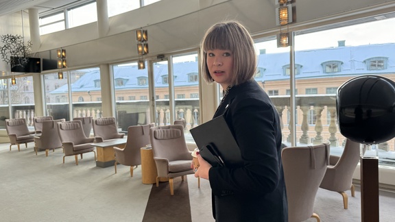 Här visar en av Sveriges snackigaste politiker runt i riksdagen