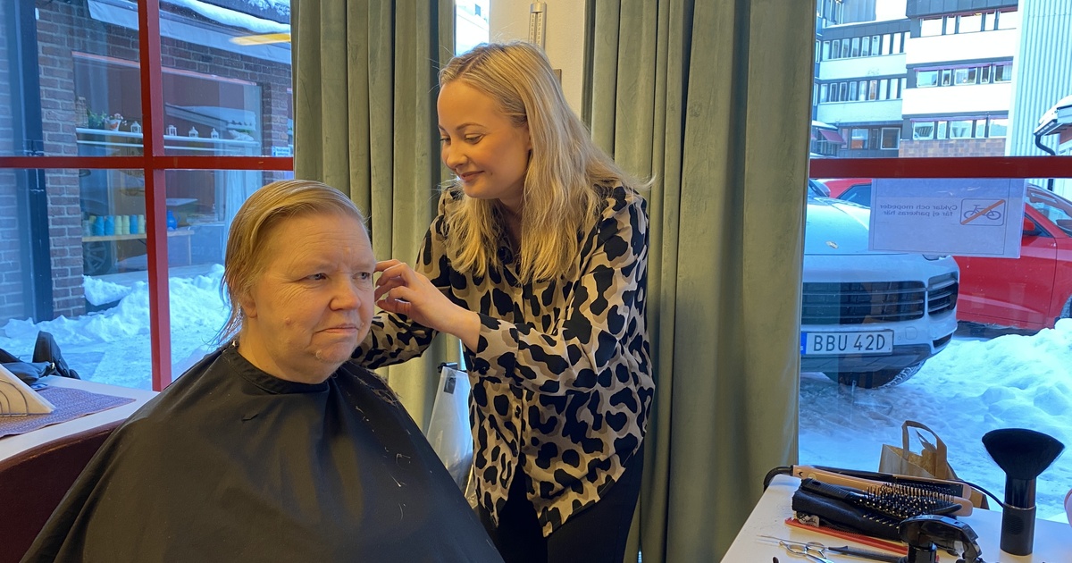 Ros-Mari har inte haft råd – fick efterlängtad klippning