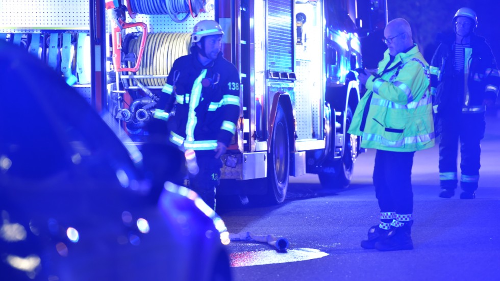 Stor insats i natt efter tre larm – polis utreder grov mordbrand Stor insats i natt efter tre larm – polis utreder grov mordbrand