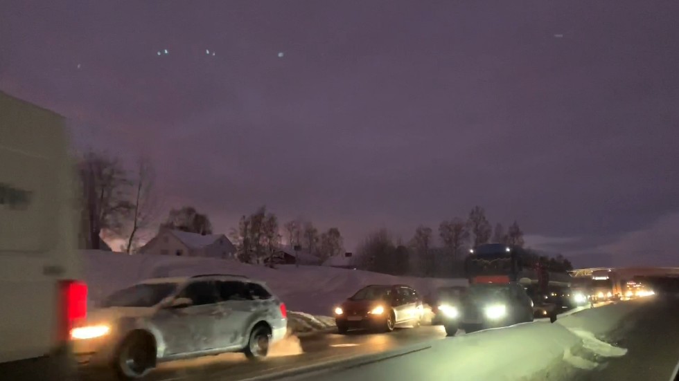 Man Död Efter Lastbilsolycka Norr Om Skellefteå Lastbil Välte På E4 I