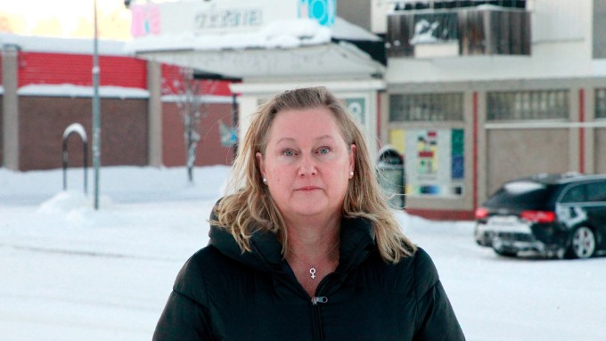 Kvinnan gör allt för att skydda sig själv och barnen