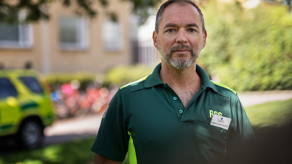 Så här ska du agera om någon får hjärtstopp