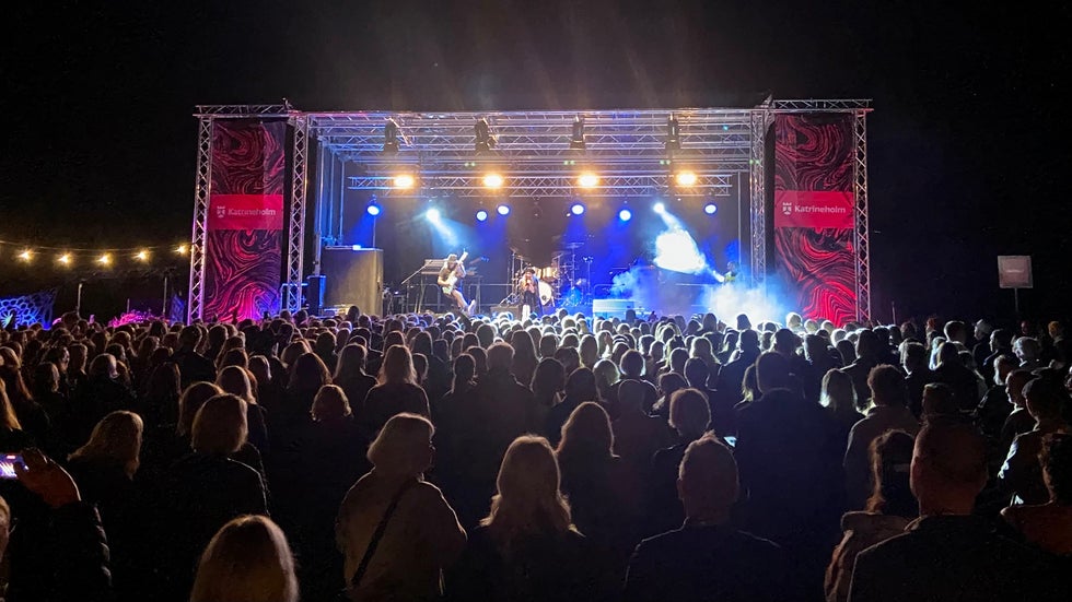 Firmafest i megaformat för kommunens personal med popstjärnan Miss Li ...