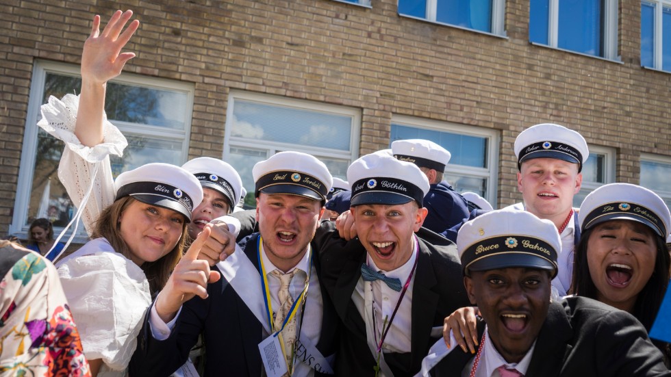 BILDERNA: Studentflak och utspring – ta del av glädjen