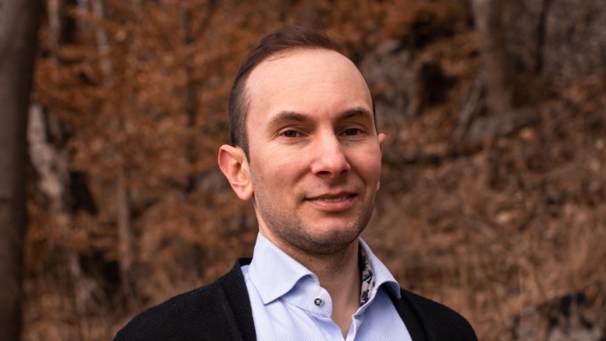 Efter struliga tonåren – nu knackar Simon dörr hos gamla fiender