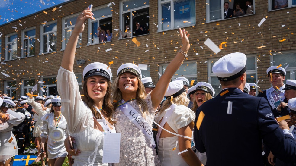 BILDERNA: Studentflak och utspring – ta del av glädjen